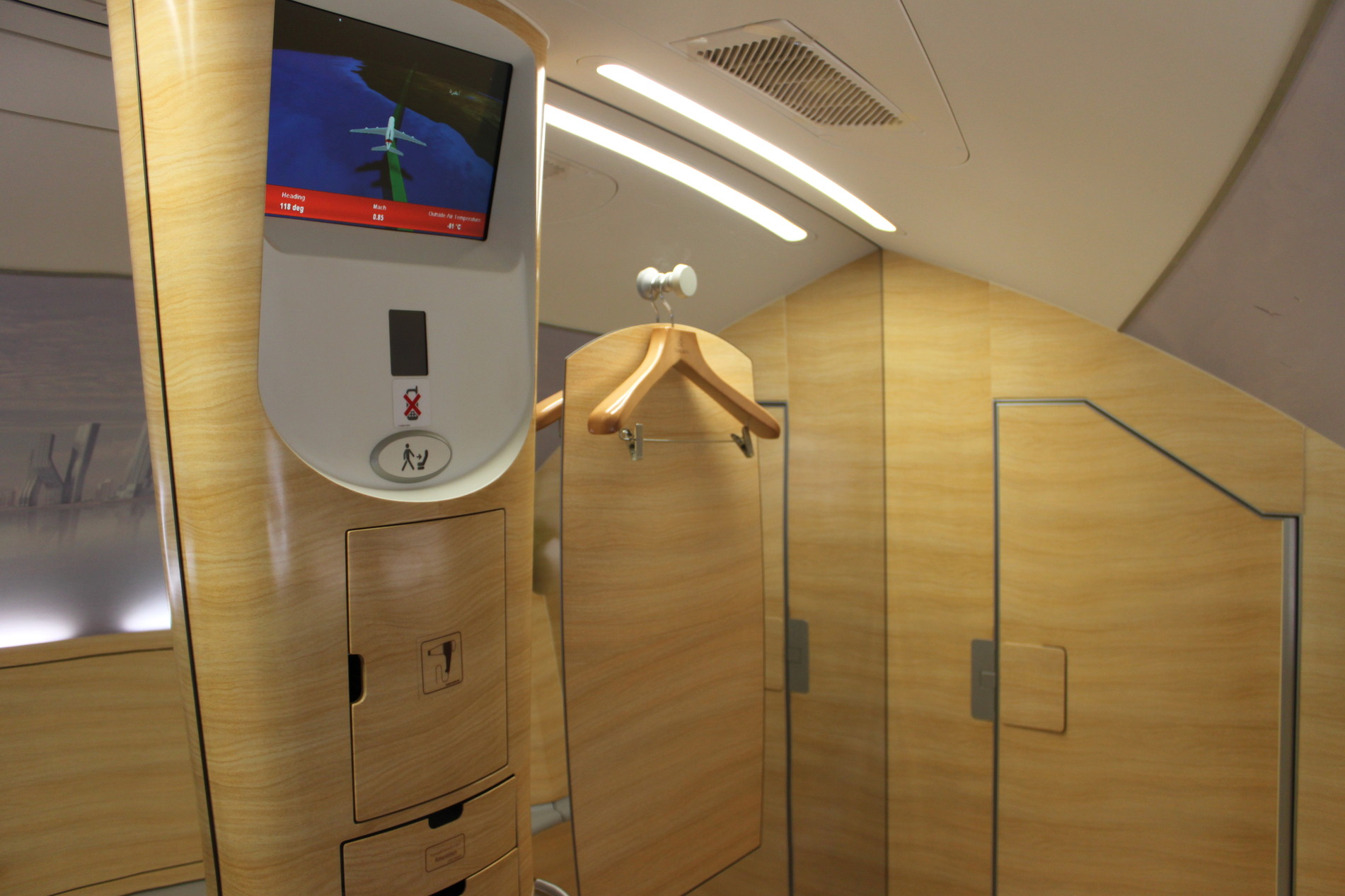 EK：エミレーツ航空【A380ファーストクラス】EK204：ニューヨーク(JFK)－ドバイ(DXB)＜機内散策・シャワー編＞ | マイルで ...