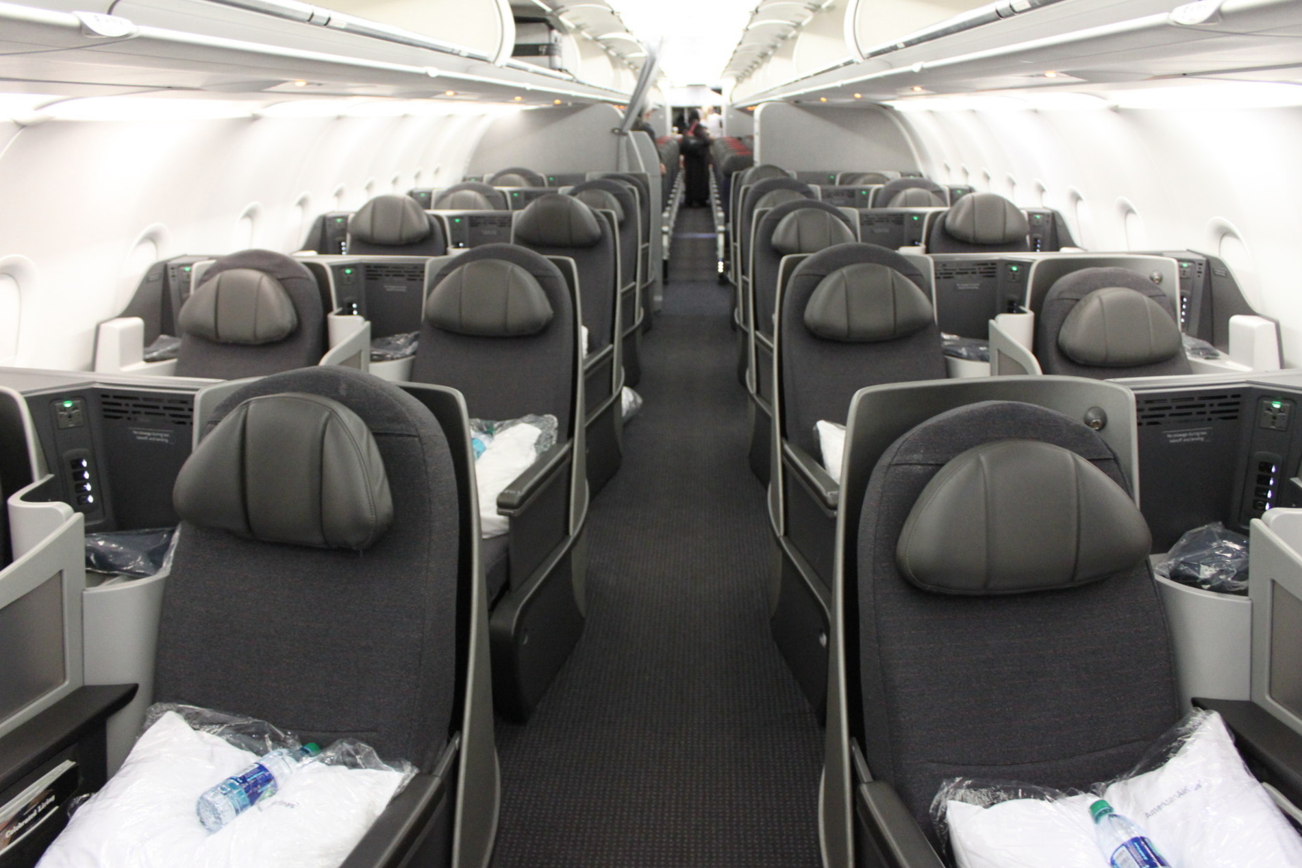 AA：アメリカン航空【A321T"Flagship® First Transcontinental"】AA18(JL7544 ...